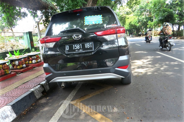 Mobil Parkir Sembarangan Ditempel Stiker Oleh Dishub, Foto 3 #1866534 ...