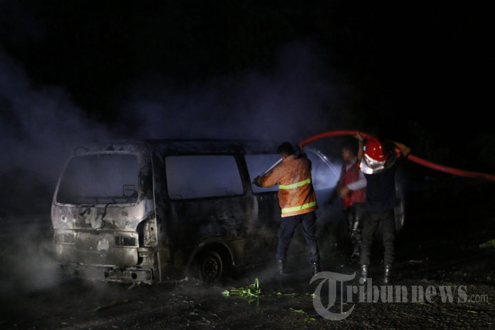 Mobil Pemudik Hangus Terbakar di Jalan Tol Bakauheni KM 18, Foto 5 #1922713 - TribunNews.com