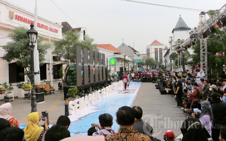 Model Binaan BBPLK Ramaikan Semarang Fashion Convention 2021, Foto 4 ...