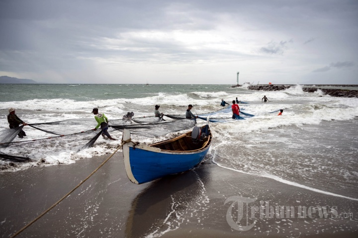 Nelayan Mencari Ikan di Pantai Gampong Jawa Aceh, Foto 1 #1703673 ...