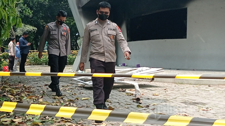 Olah TKP Pembakaran Pospol Pejompongan , Foto 7 #1920238 - TribunNews.com