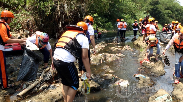 Operasi Bersih Sungai Ciliwung Bersama Askrindo dan Yalisa, Foto 1 #1821908 - TribunNews.com