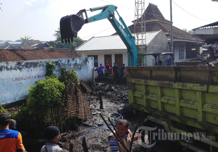 Operator Alat Berat Bersihkan Sampah Pasca Banjir , Foto 2 #1831690 - TribunNews.com