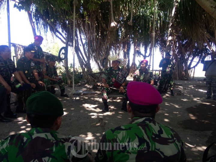 Panglima TNI Kunjungi Pulau Ndana NTT, Foto 4 #1650890 - TribunNews.com