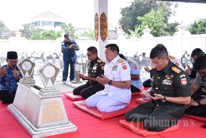 Panglima TNI Ziarah Ke Makam Jenderal Soedirman, Foto 6 #1979308 - TribunNews.com