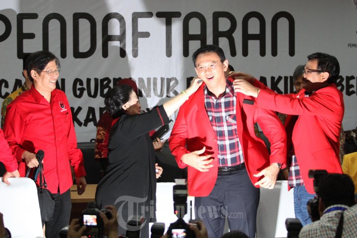 Inilah Momen Saat Ahok Dipakaikan Jas PDIP Oleh Megawati, Foto 8 ...