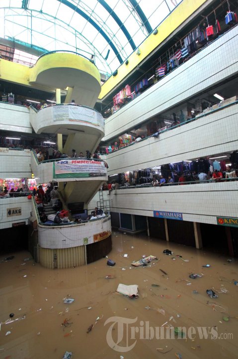 Pasar Cipulir Terendam Banjir, Foto 4 #1591423 - TribunNews.com