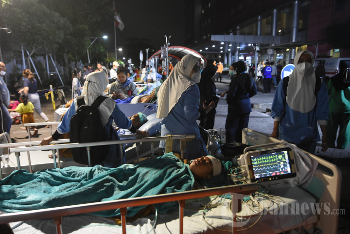 Pasien RS Unair Dirawat di Luar Gedung Dampak Gempa Tuban, Foto 1 ...