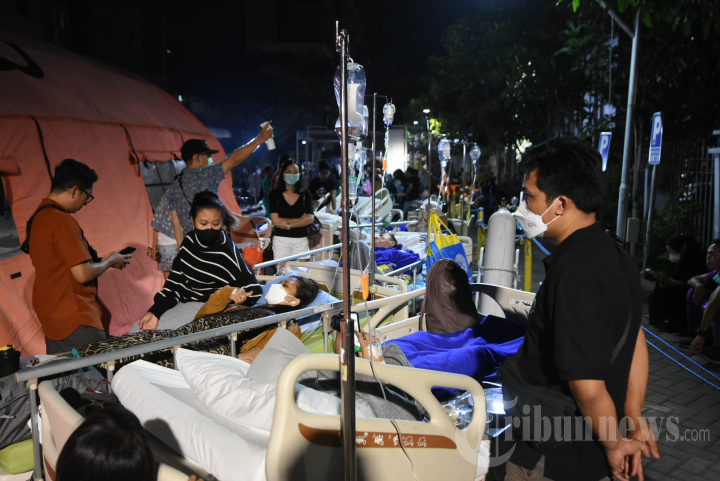 Pasien RS Unair Dirawat di Luar Gedung Dampak Gempa Tuban, Foto 5 ...