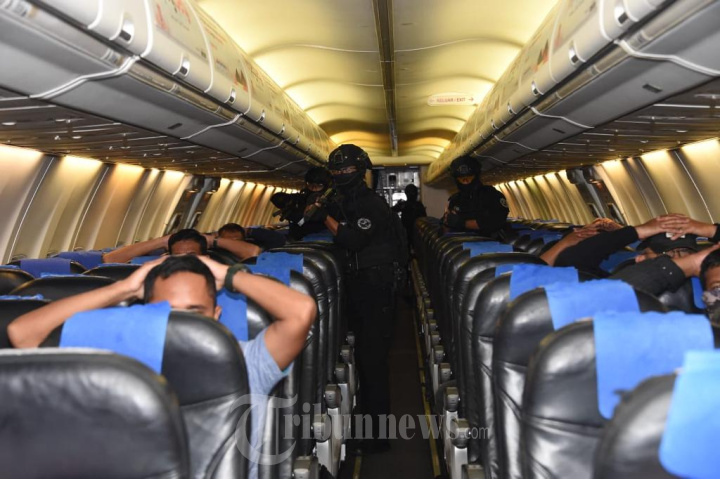 Pasukan Satgultor TNI Lumpuhkan 15 Teroris di Bandara Soetta, Foto 2 #1928276 - TribunNews.com