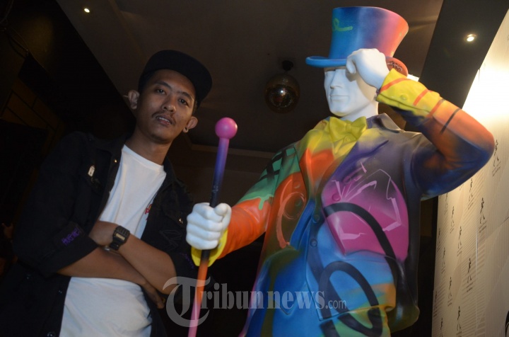 Patung Jhonnie Walker Striding Man Karya Daske, Foto 4 #1750490 ...