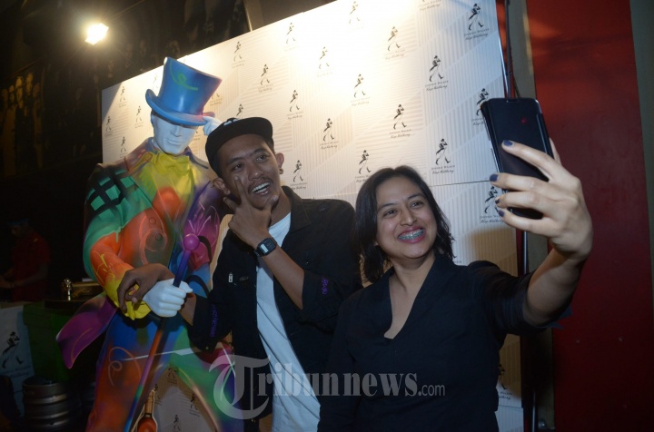 Patung Jhonnie Walker Striding Man Karya Daske, Foto 6 #1750492 ...