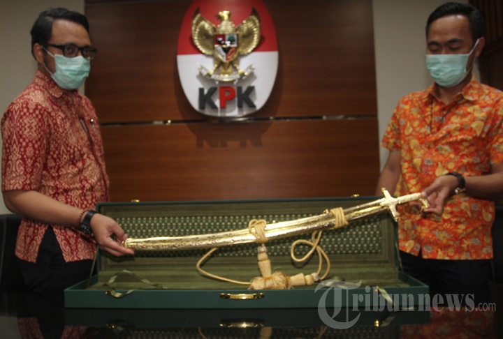 Pedang Emas Duta Besar Arab Saudi Diserakan KPK, Foto 4 #1691628 ...