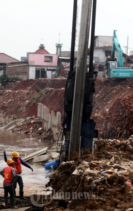 Pekerja Memasang Paku Bumi Normalisasi Kali Ciliwung, Foto 3 #1673036 ...