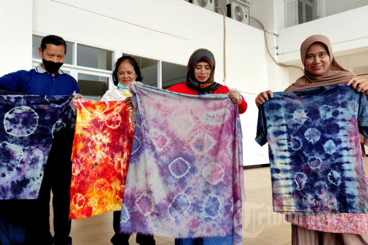 Pelatihan Membuat Batik dengan Teknik Shibori, Foto 5 #1962103 ...