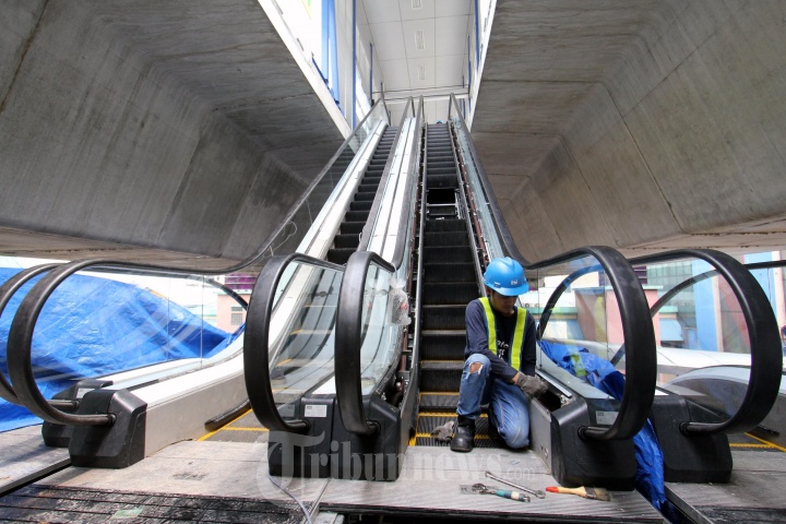 Pemasangan Eskalator Halte Transjakarta Cipulir, Foto 1 #1696615 ...