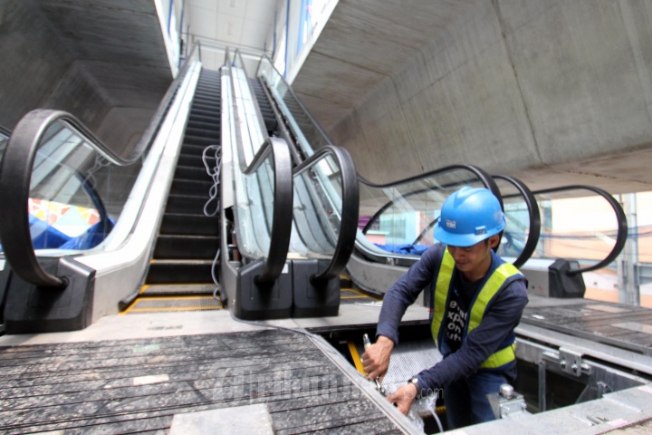 Pemasangan Eskalator Halte Transjakarta Cipulir, Foto 2 #1696616 ...