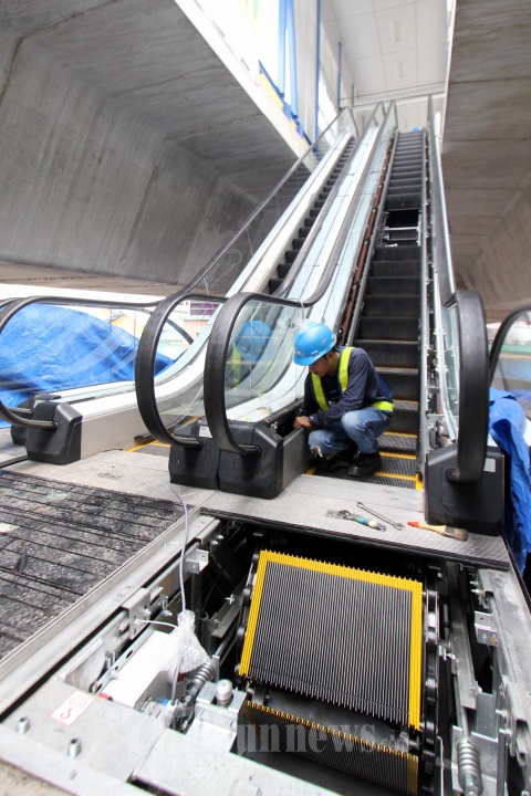 Pemasangan Eskalator Halte Transjakarta Cipulir, Foto 3 #1696617 ...