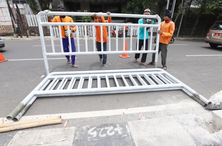 Pemasangan Pagar Pembatas Jalan, Foto 2 #1777026 - TribunNews.com