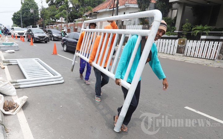 Pemasangan Pagar Pembatas Jalan, Foto 6 #1777030 - TribunNews.com