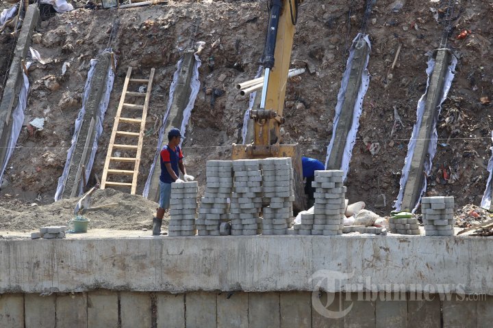 Pemasangan Turap di Bantaran Ciliwung, Foto 1 #1612397 - TribunNews.com