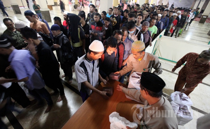 Pembagian Takjil Gratis di Masjid Raya Bandung, Foto 1 #1752206 - TribunNews.com