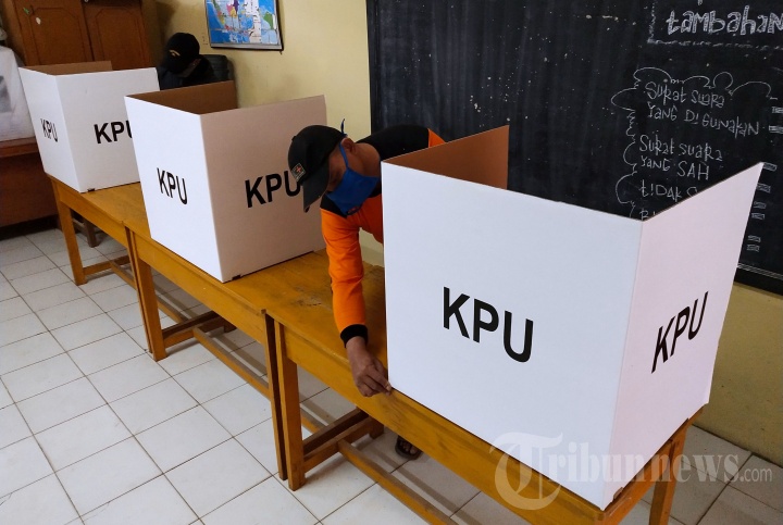 Pembuatan TPS 43 Persiapan Pilbup Kabupaten Bandung 2020, Foto 5 ...