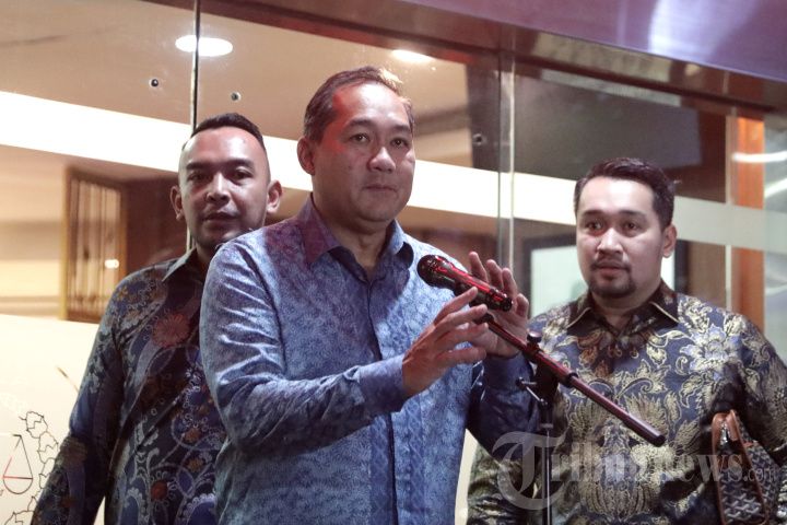 Pemeriksaan Muhammad Lutfi di Kejagung, Foto 2 #1973915 - TribunNews.com