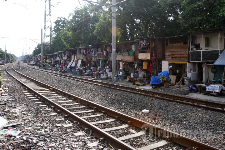 Pemukiman Pinggir Rel Kereta Api, Foto 2 #1740245 - TribunNews.com