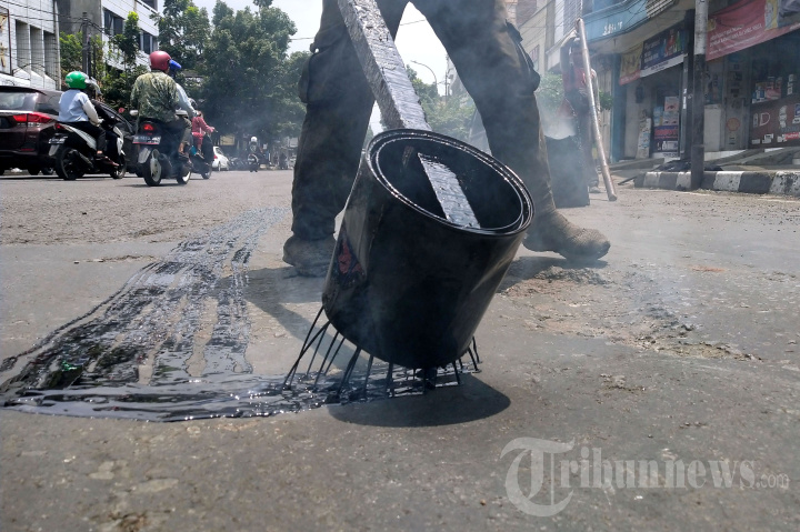 Penambalan Jalan di Kota Bandung, Foto 2 #1960634 - TribunNews.com
