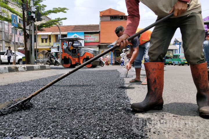 Penambalan Jalan di Kota Bandung, Foto 5 #1960637 - TribunNews.com