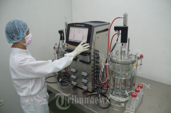 Peneliti Melakukan Riset di Laboratorium Riset Stem Cell, Foto 3 ...