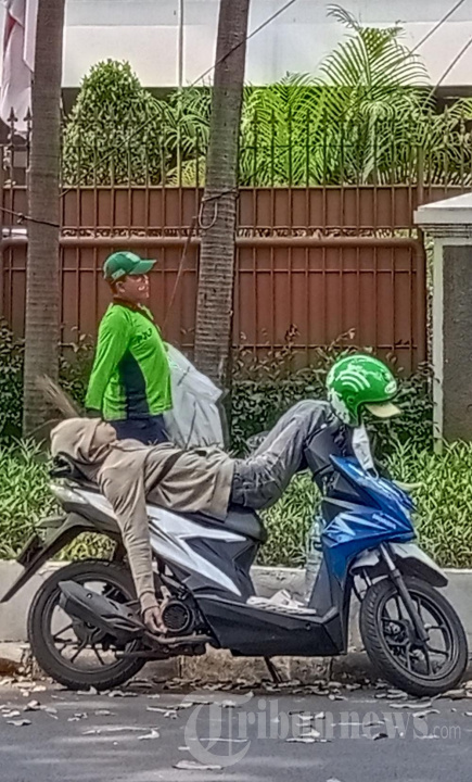 Pengemudi Ojek Online Asilnya Tidur di Atas Motor, Foto 4 #1891196 ...