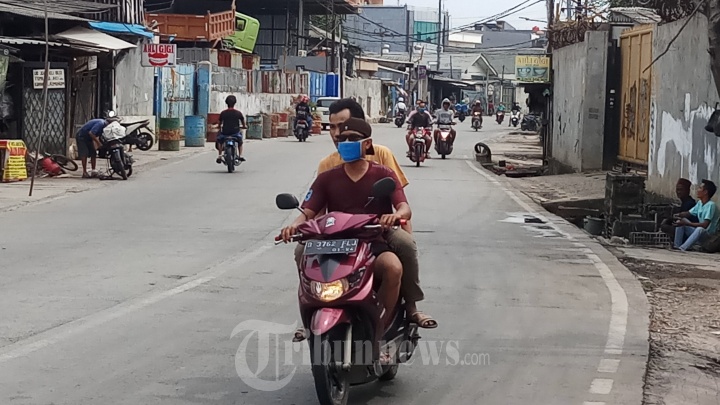 Pengendara Sepeda Motor Tanpa Mengenakan Helm, Foto 1 #1845005 ...