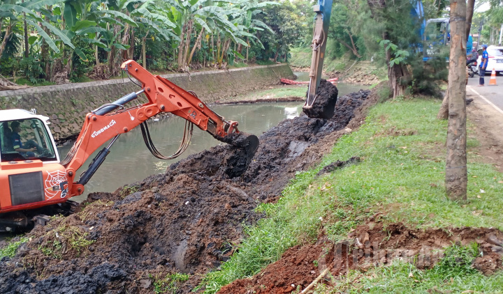 Pengerukan Kali Antisipasi Banjir, Foto 2 #1942465 - TribunNews.com