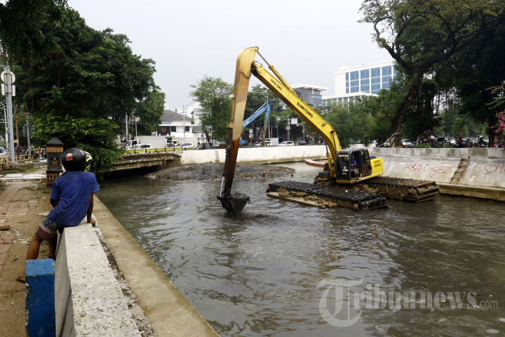 Pengerukan Lumpur di Kali Anak Ciliwung, Foto 2 #1969535 - TribunNews.com