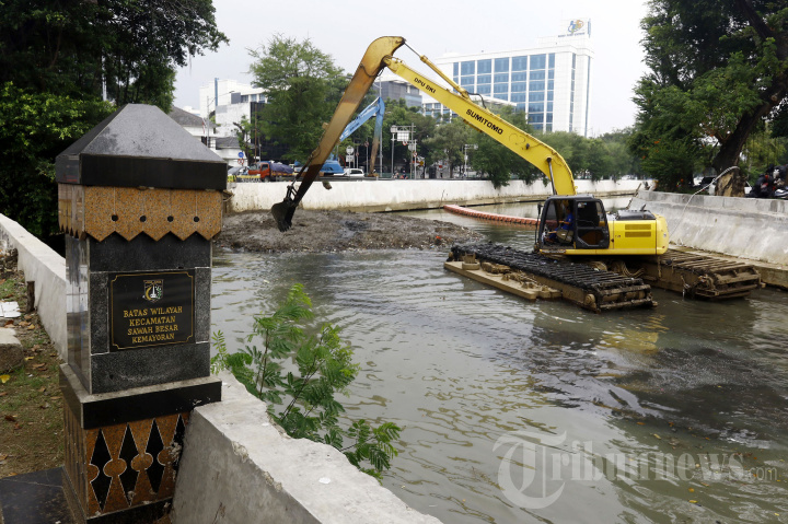 Pengerukan Lumpur di Kali Anak Ciliwung, Foto 6 #1969539 - TribunNews.com