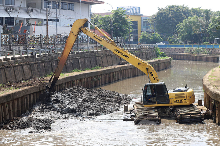 Pengerukan Lumpur di Kali Ciliwung, Foto 5 #1970757 - TribunNews.com