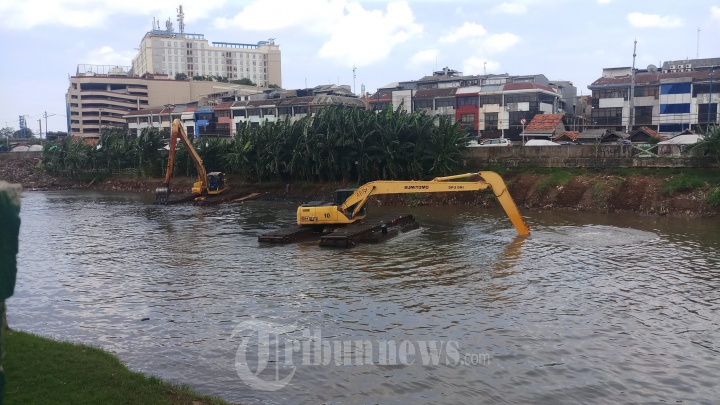 Pengerukan Lumpur KBKB Dengan Alat Berat, Foto 1 #1868152 - TribunNews.com