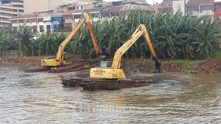 Pengerukan Lumpur KBKB Dengan Alat Berat, Foto 2 #1868153 - TribunNews.com