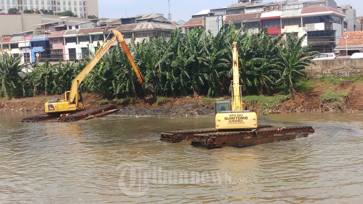 Pengerukan Lumpur KBKB Dengan Alat Berat, Foto 6 #1868157 - TribunNews.com