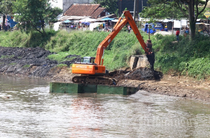 Pengerukan Sedimentasi Dasar Sungai Citarum, Foto 1 #1798204 - TribunNews.com