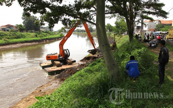 Pengerukan Sedimentasi Dasar Sungai Citarum, Foto 4 #1798207 - TribunNews.com