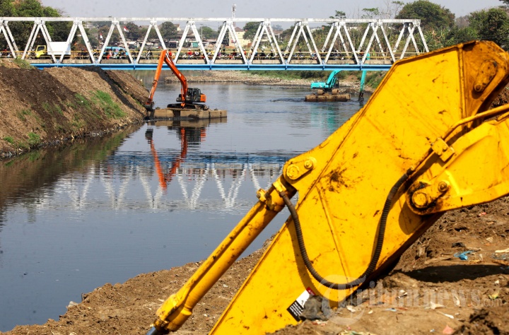 Pengerukan Sedimentasi Tanah di Sungai Citarum, Foto 1 #1809088 - TribunNews.com