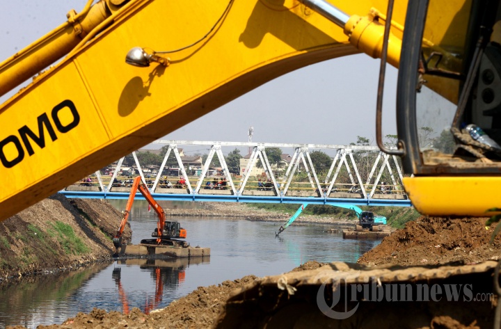 Pengerukan Sedimentasi Tanah di Sungai Citarum, Foto 3 #1809090 - TribunNews.com