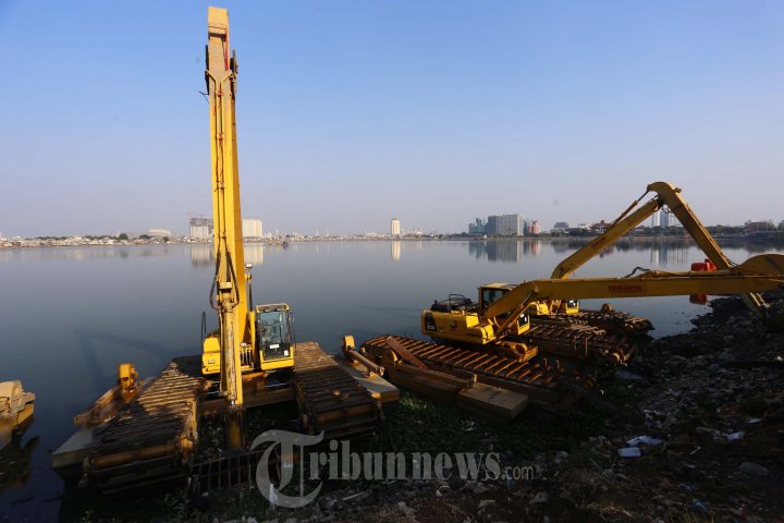 Pengerukan Waduk Pluit Dengan Alat Berat, Foto 2 #1611639 - TribunNews.com