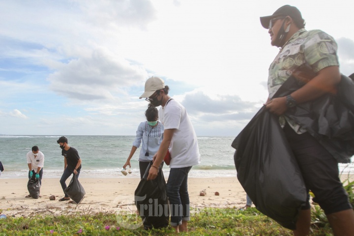Penggiat Lingkungan Bersihkan Pantai Lampuuk Aceh Besar, Foto 9 #1862300 - TribunNews.com