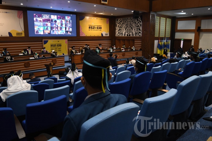 Pengukuhan Mahasiswa Baru Unair, Foto 1 #1856749 - TribunNews.com