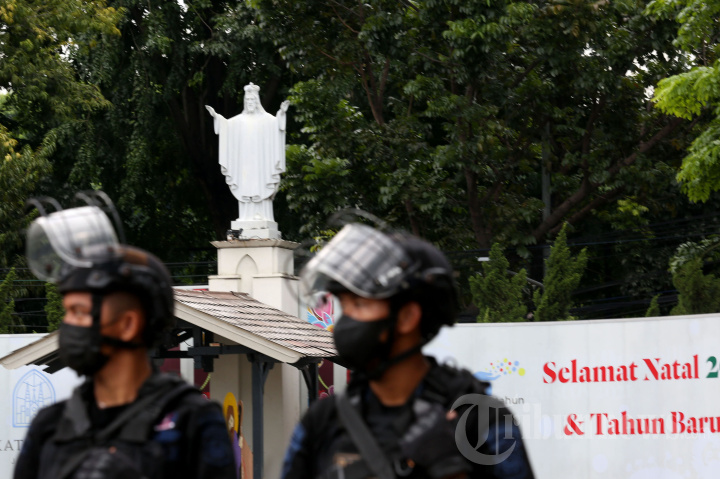 Penjagaan Jelang Ibadah Malam Natal di Gereja Katedral, Foto 5 #1907119 - TribunNews.com