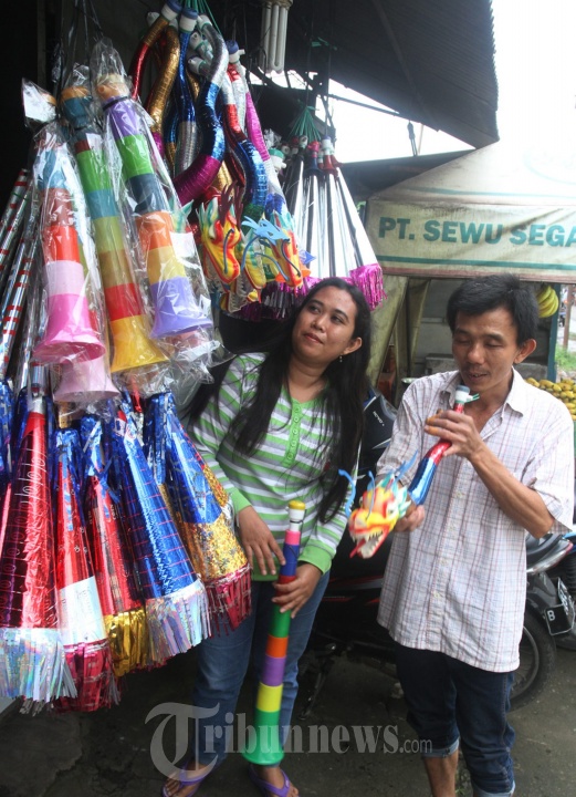 Penjual Terompet Jelang Natal dan Tahun Baru, Foto 1 #1682053 ...